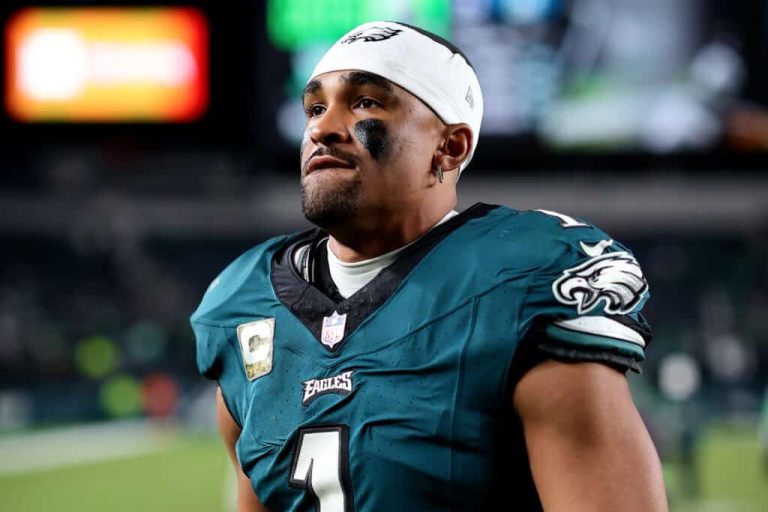 Philadelphia Eagles Quarter Back Jalen Hurts 𝐰𝐡𝐨 𝐒𝐢𝐠𝐧𝐞𝐝 $255,000,000 5 year extension contract ...